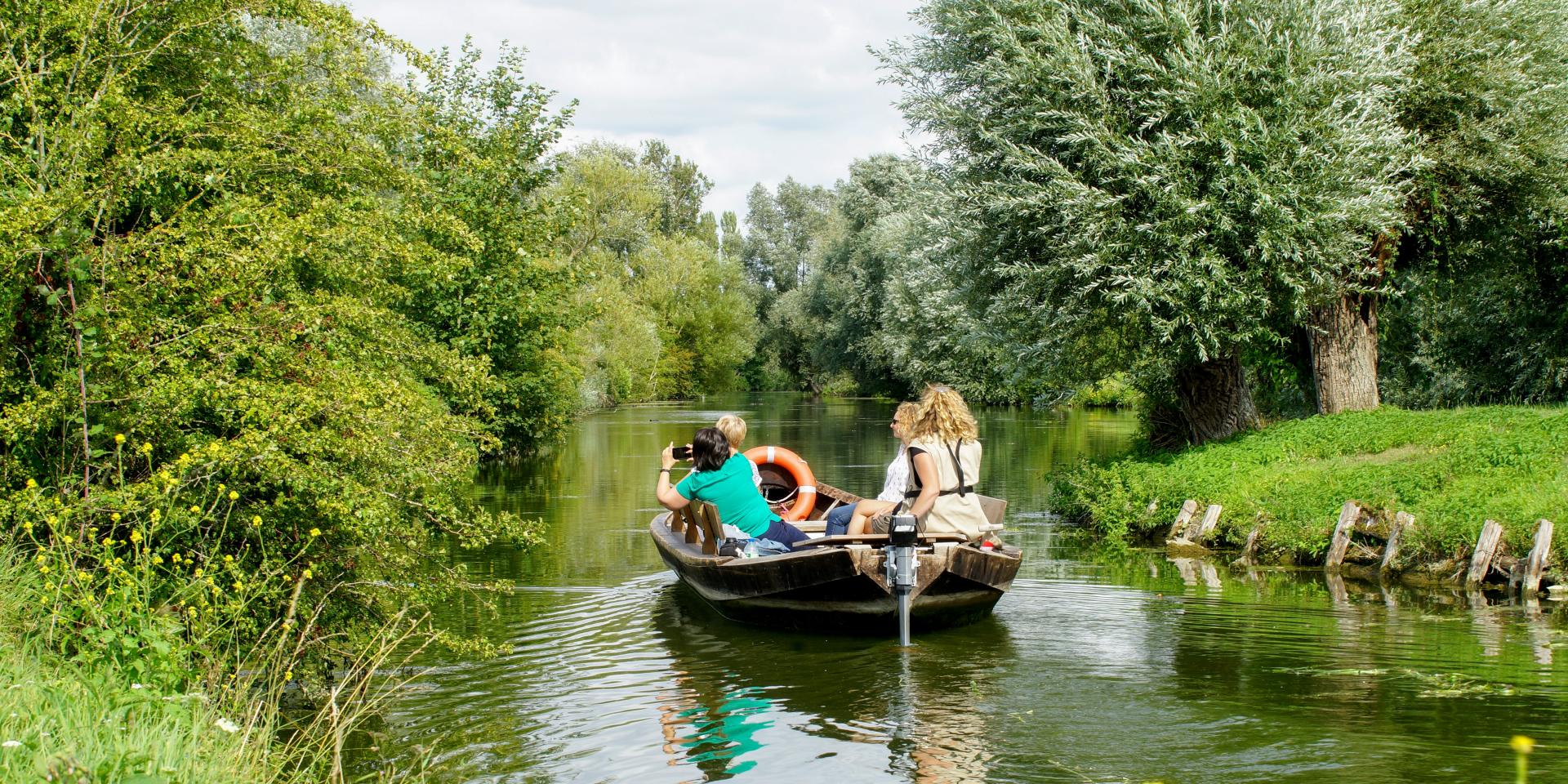 Naviguer en bateau dans le marais audomarois | Office de Tourisme du ...